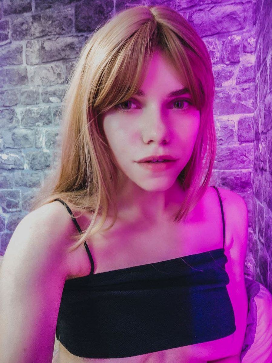 Female Profile & Live Cam Show SkyPrivate