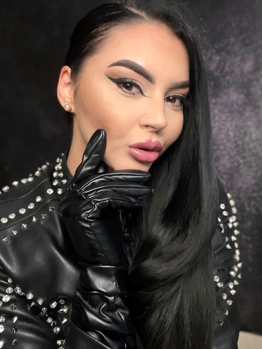 Female Profile & Live Cam Show SkyPrivate